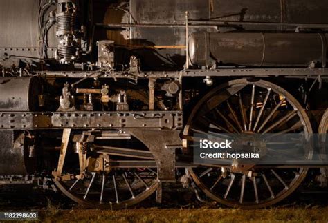 역사적인 증기 기관차 밤에 조명 바퀴와 막대의 클로즈업 0명에 대한 스톡 사진 및 기타 이미지 0명 강철 객차 Istock