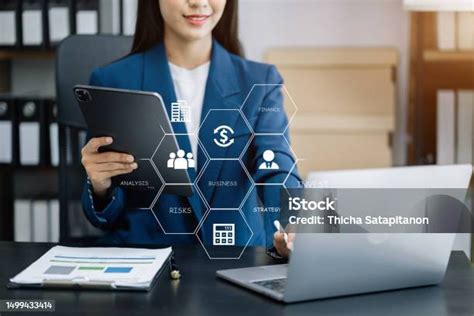 아침 햇살에 사무실에서 Vr 아이콘 다이어그램이 있는 노트북과 디지털 태블릿 컴퓨터가 있는 현대 사무실에서 휴대폰을 사용하는 여성 테크놀로지에 대한 스톡 사진 및 기타