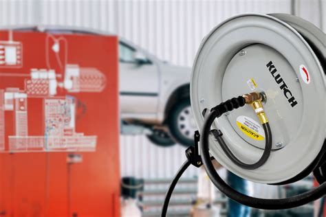 Klutch Auto Rewind Air Hose Reel With 3 8in X 50ft Rubber Hose 300