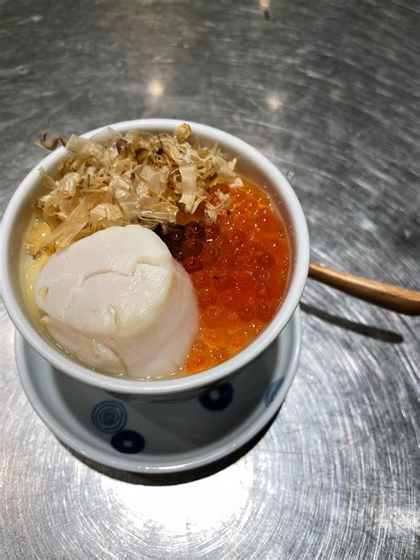 漁先生 干貝茶碗蒸 古溜古溜滑嫩的茶碗蒸 放上一口氣佔掉版面31的大顆干貝 還有一顆顆晶瑩剔透的鮭魚卵 Facebook