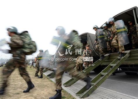南京：千名武警官兵演练紧急拉练 人民图片网