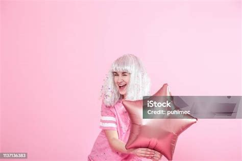 은색 머리를 가진 재미 있는 소녀는 분홍색 배경에 미소와 감정을 제공 합니다 풍선 및 색종이와 젊은 여자 또는 십 대 소녀 가발에 대한 스톡 사진 및 기타 이미지 Istock