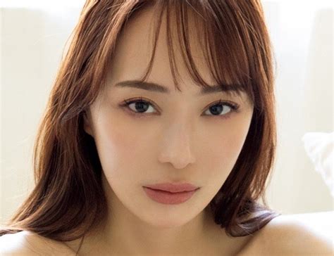 手ブラやtバック 32歳の元レースクイーンが衝撃グラビアデビュー Hカップ圧倒ボディ包み込む白布や体育座り｜まいどなニュース