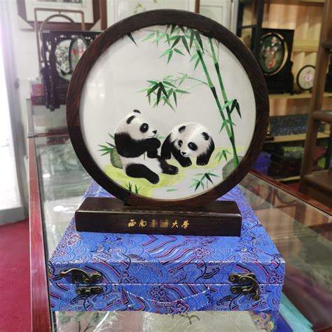 熊猫蜀绣摆件双面绣刺绣手工艺品可雕刻文字logo代表性特色礼物 阿里巴巴