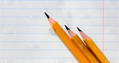 打开干净的学校笔记本。笔记本上有三支铅笔。笔记本笔记本。教育、学校、学院。获得知识。从以上观点。副