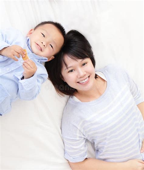 Madre E Hijo Chinos En Casa Junto Foto De Archivo Imagen De Relajante