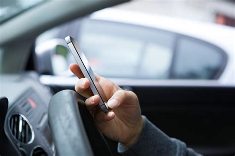 Tangan Menggunakan Telepon Mengirim Teks Saat Mengemudi Untuk Bekerja