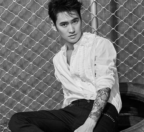 袁弘登上某雜誌封面並演繹一組時髦動感的運動主題大片 每日頭條