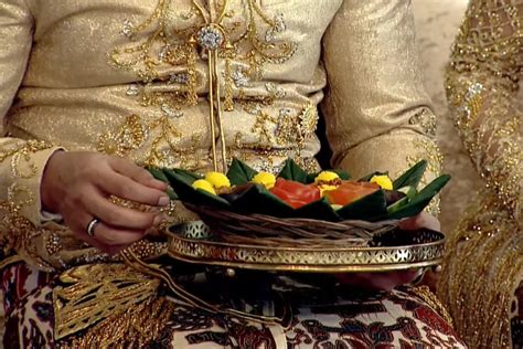 Makna Dahar Klimah Prosesi Makan Nasi Kuning Kepal Di Pernikahan