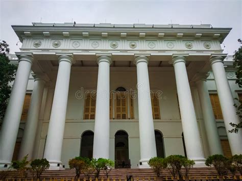 Hermosa Arquitectura Antigua Con Grandes Pilares Redondos Imagen De