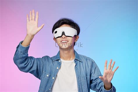 Young Male Experience Vr Glasses Virtual Touch Picture And Hd Photos Free Download On Lovepik