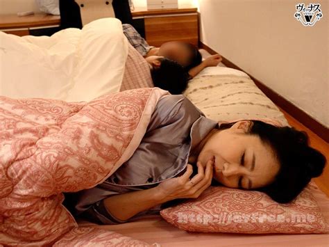 Vec 589 同棲中の狭い家に泊まりに来た彼女のママがイチャイチャする2人に発情して彼氏を誘惑する川の字中出しセックス 瀬尾礼子