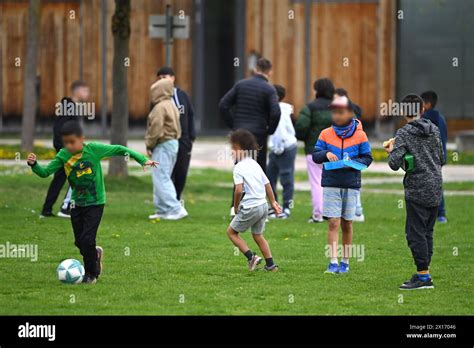 Grundschuelerschueler Halten Sich In Der Grossen Pause Auf Dem