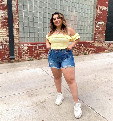 26 Plus Size Shorts Outfit Ideas With Styling Tips