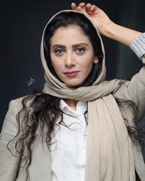 عکس گلاب آدینه، نورا هاشمی و مارال فرجاد میهمانان نمایش کتابخانه نیمه شب قطار وبگردی