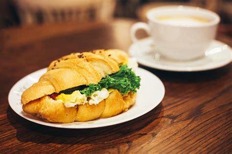 레스토랑 테이블에 샐러드와 커피와 맛있는 크루아상의 큰 흰색 컵 갈색에 대한 스톡 사진 및 기타 이미지 갈색 단일 객체 라떼 Istock