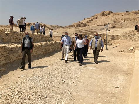 سفير واشنطن بالقاهرة ونائب محافظ الأقصر يتفقدان مقابر ذراع أبو النجا صور اليوم السابع