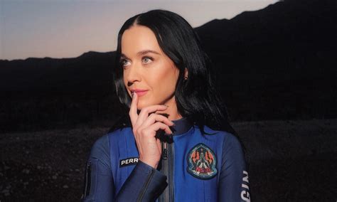 Terbang Ke Luar Angkasa Katy Perry Antusias Jalani Pelatihan Terakhir