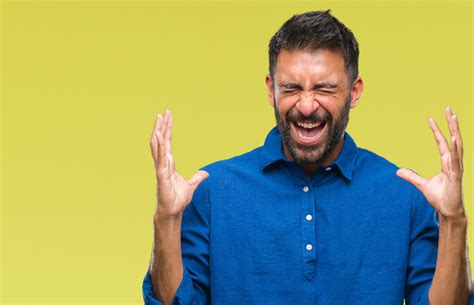 미친 미친 무기와 성공을 위한 축 하 하는 고립 된 배경 위에 성인 히스패닉 남자 고 흥분 비명 눈을 폐쇄 우승자 개념 기이함에 대한 스톡 사진 및 기타 이미지 Istock