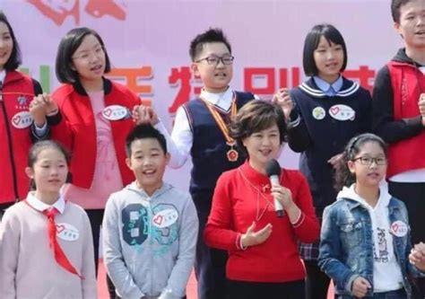 53岁鞠萍姐姐近照曝光，发福成双下巴老态明显