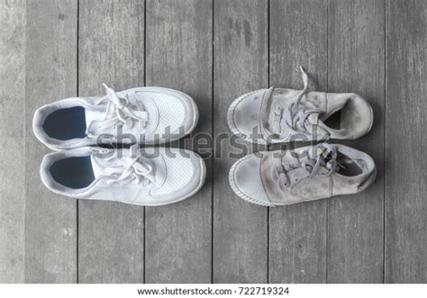 새롭거나 오래된 지저분한 흰색 운동화 신발은 스톡 사진 지금 편집 722719324