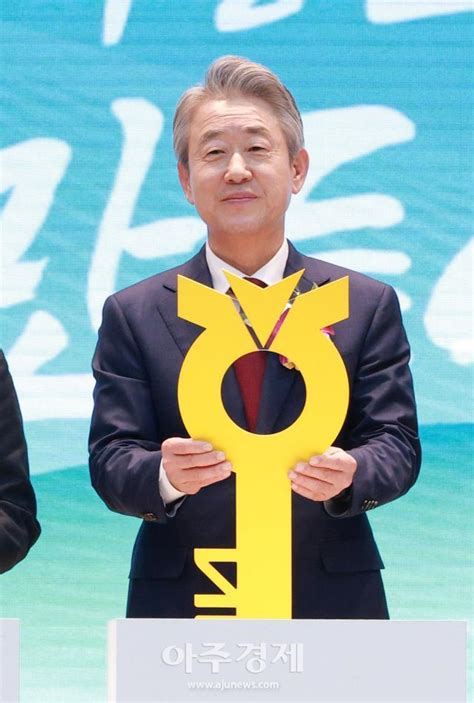 포토 비전선포 세레머니하는 강호동 신임 농협중앙회장 아주경제