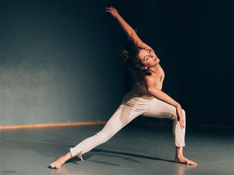 ענבר טנזר מחול מודרני סטודיו נעים