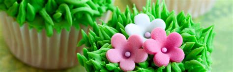 Wallpaper Cupcakes Green Grass Flowers Creative Cakes 5120x2880 Uhd