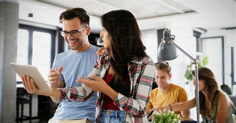 비즈니스 친구 회의에서 브레인 스토밍에 대해 토론하는 학생들 기술 팀워크 개념 사진 Unsplash의 세르비아 이미지