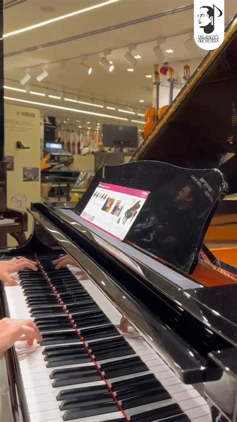 🎹 لحظة جميلة مع الفنان نور الدين حازم من أوركسترا الأنامل الصغيرة، وهو بيجرب بيانو Yamaha Gb1k