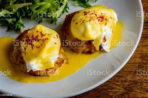계란 베네딕트 신선한 아보카도와 토마토를 곁들인 전통적인 클래식 미국 식당 또는 프렌치 비스트로 브런치 메뉴 수제 홀란다이즈 소스를 데친 달걀 위에 얹고 아보카도를 영국식