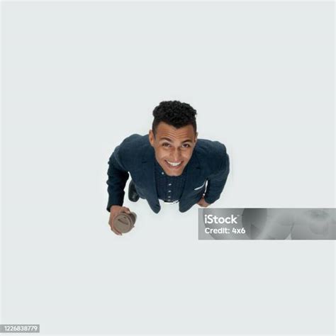 셔츠를 입고 커피 컵을 들고 흰색 배경 앞에 서있는 아프리카 민족 남성 사업가 20 24세에 대한 스톡 사진 및 기타 이미지 20 24세 20 29세 검정 머리