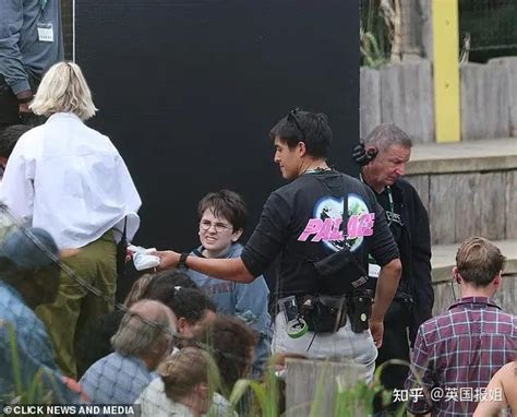 新版《哈利·波特》红发韦斯莱一家曝光！罗恩妹妹金妮登场，哈利海格伦敦街头首拍重现经典名场面！ 知乎