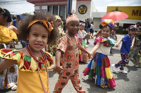 Desfile De La Etnia Negra En Río Abajo Cultura Y Tradición En Las