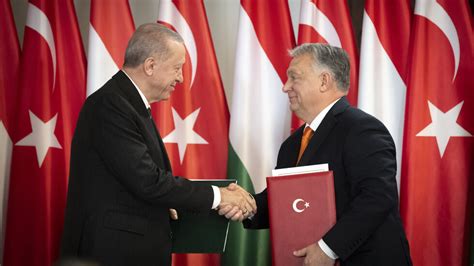 Орбан и Ердоган си размениха подаръци кон и електромобил Nova