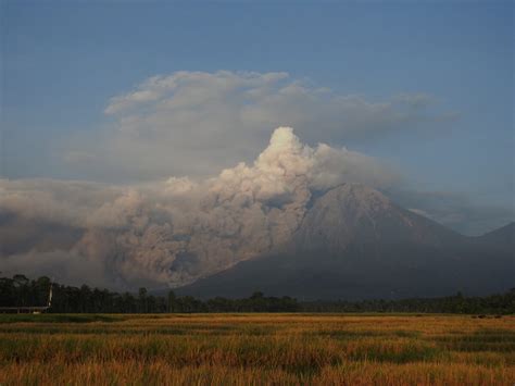 Thousands On Alert In Indonesias Java After Mt Semeru Eruption
