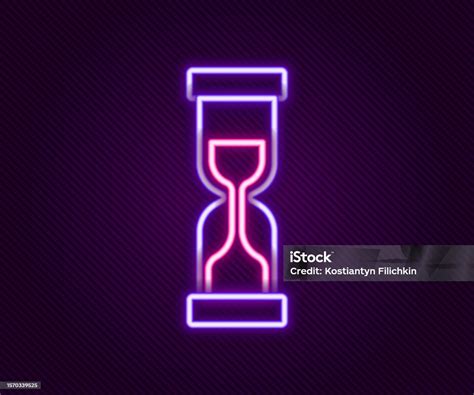 검은 배경에 고립 된 흐르는 모래 아이콘과 빛나는 네온 라인 오래된 모래 시계 모래 시계 기호 비즈니스 및 시간 관리 개념 다채로운 개요 개념 벡터 0명에 대한 스톡 벡터