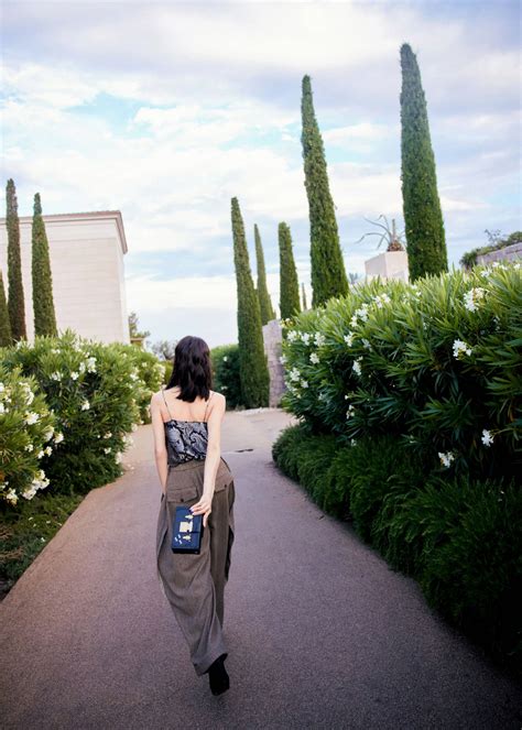 宋茜齐刘海锁骨发造型优雅大方 着深v吊带魅力十足 搜狐大视野 搜狐新闻