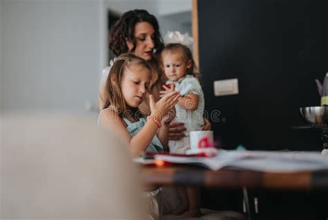 Su Madre Pasa Tiempo De Calidad Con Sus Hijas En Casa Imagen De Archivo