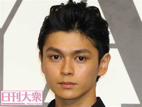 眞栄田郷敦の兄は新田真剣佑？家族・母親と父親の経歴もすごい？｜tomos Walking Discovery