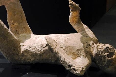 Pompeii Statues Kissing
