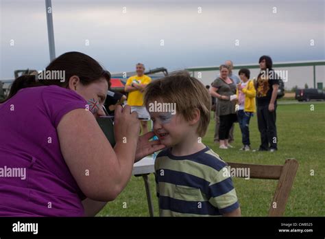 Kleiner Junge Mit Seinem Gesicht Gemalt Nur Model Release Für Die