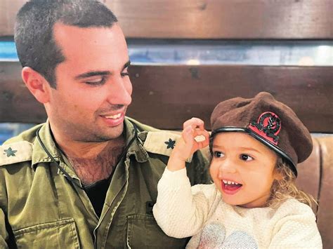 היו דפיקות בדלת חשבתי שאולי תומר הפתיע ואז ראיתי 3 אנשים במדים