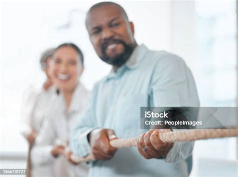 잘 생긴 성숙한 사업가와 그의 동료가 사무실에서 줄다리기 동안 밧줄을 당기는 자른 샷 25 29세에 대한 스톡 사진 및 기타 이미지 25 29세 40 44세 65