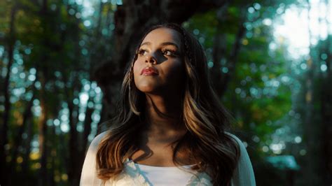 Julia Vitória Emociona O Público Com A última Canção De Seu Projeto