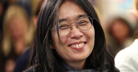 시 낭송 경청하는 한강 작가