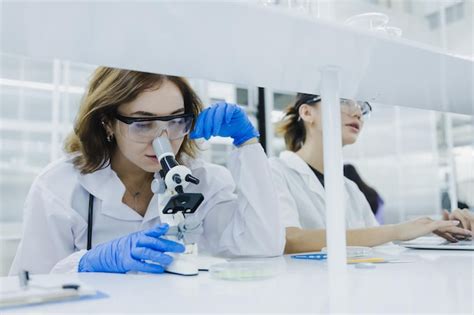 Premium Photo Science Technology Chemist Developing Concept Female