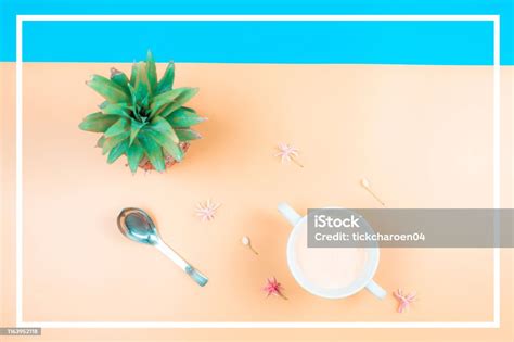 파인애플과 열대 꽃과 최소한의 플랫 레이 다이어트 음식에서 여름 시즌 개념에서 웹 배너 신선도 과일과 음료 파스텔 노란색 파란색 배경에 누워 가을에 대한 스톡 사진 및 기타