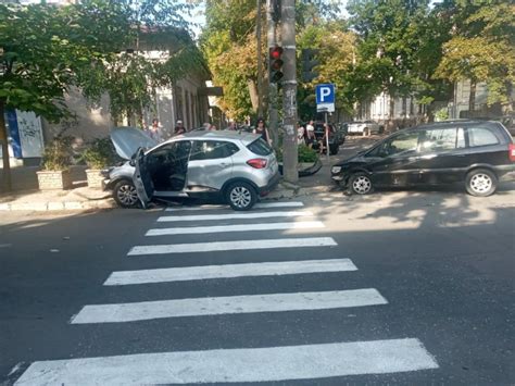 Doua Masini S Au Lovit Puternic La O Intersectie Din Centrul Capitalei Din Fericire Nimeni Nu A
