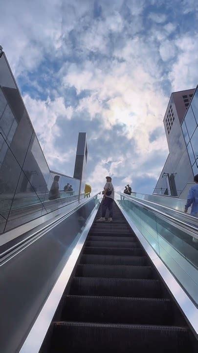 📍京都・抵达第一站。逛这里就够了！《名侦探柯南》里出现过的车站。京都的第一眼，不是古寺和枫叶，而是现代建筑中藏着的动漫记忆，被这座城市的独特